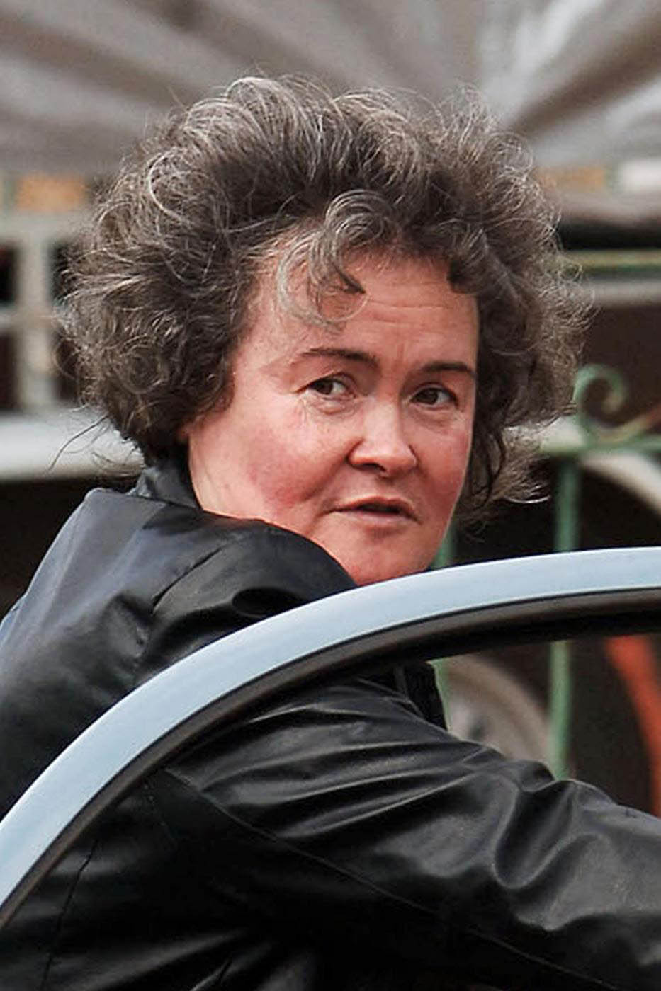 Susan Boyle gets an eyebrow makeover