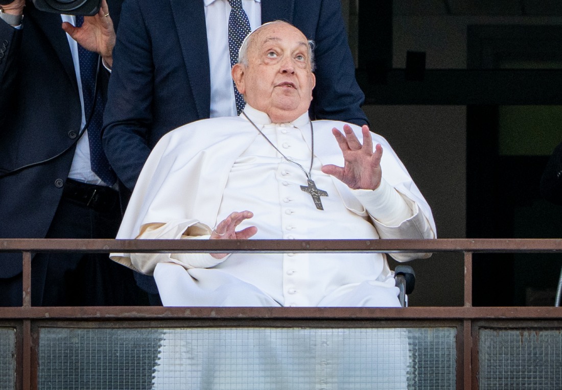 Pope Francis appears at a window of the Agostino Gemelli Polyclinic in ...