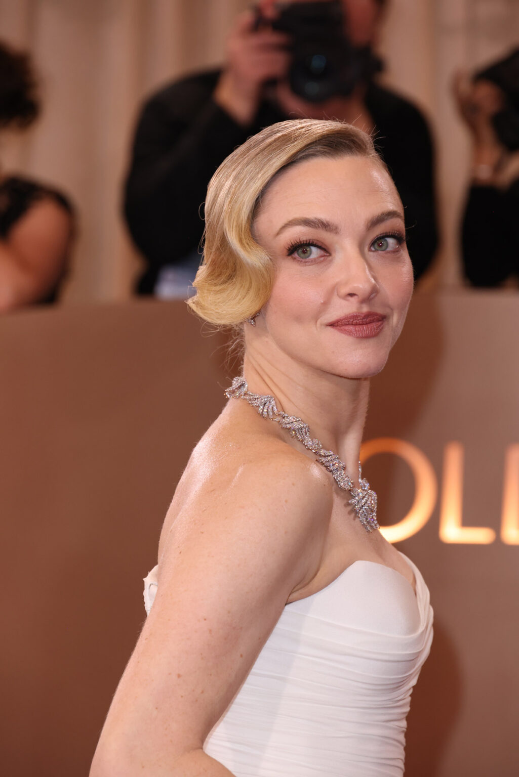 Cele|bitchy | Amanda Seyfried in white Versace at the Golden Globes ...